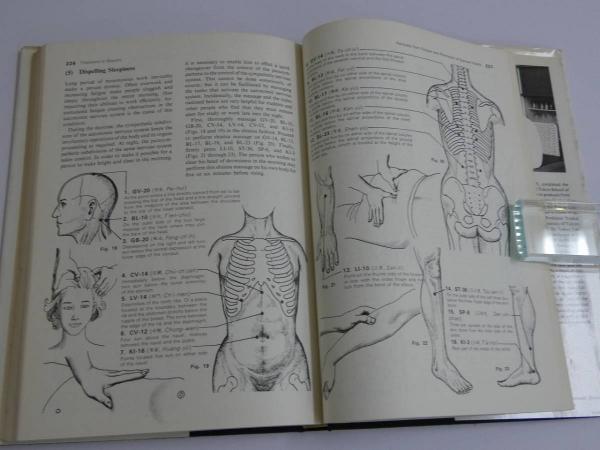 TSUBO 壷 Vital Points for Oriental Therapy by Katsusuke Serizawa 英文 / あんず古書店 / 古本、中古本、古書籍の通販は「日本の古本屋」